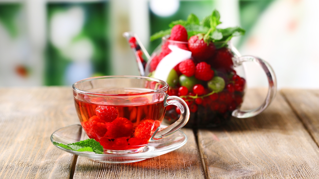 8 Strawberry Tea Benefits: Why Drink The Tea In 2025